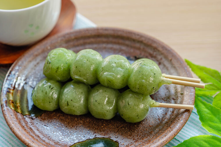 รู้จัก ดังโงะ (Dango) : ขนมก้อนกลมเสียบไม้ คืออะไร - Chill Chill Japan