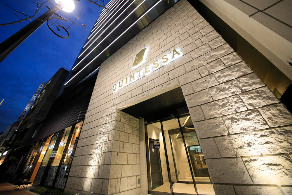 "QUINTESSA Hotel Tokyo Haneda Comic&Books" และ "QUINTESSA Hotel Tokyo ...