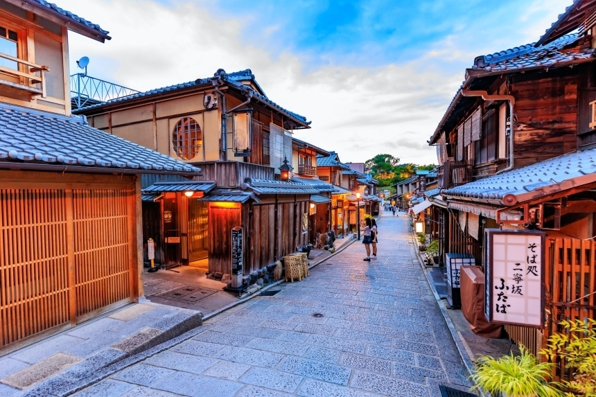 Ninenzaka ถนนคนเดินโบราณที่พาไปสัมผัสวันวานของเกียวโต