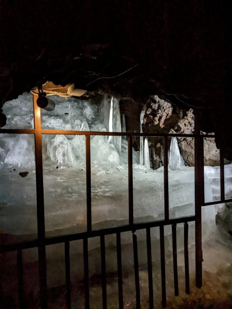“ถ้ำน้ำแข็งนารุซาวะ (Narusawa Ice Cave)” เยี่ยมชมถ้ำน้ำแข็งใต้ภูเขาไฟ ...
