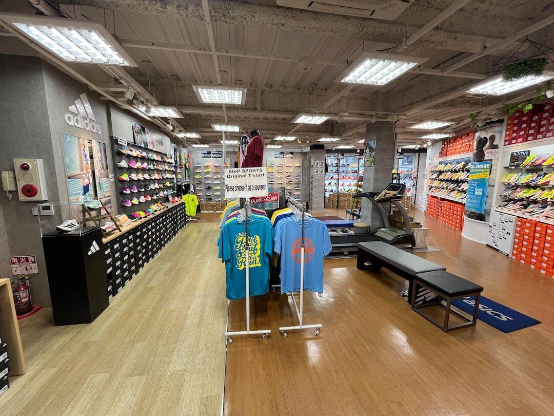 ร้านรองเท้าวิ่งในแถบคันไซ ต้องไว้ใจ SteP SPORTS สาขาโอซาก้า! - Chill ...
