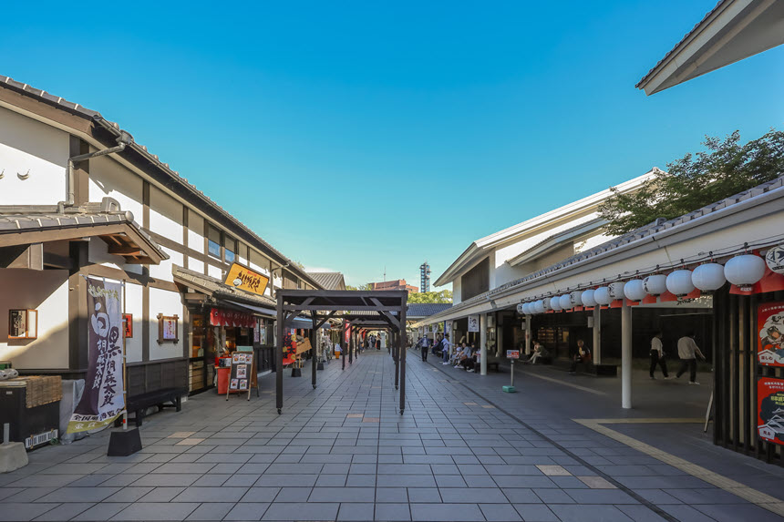 ย้อนเวลาสู่ยุคซามูไรเอโดะ “Sakura no Baba Josaien” ย่านกินช็อปชม ใจกลาง ...