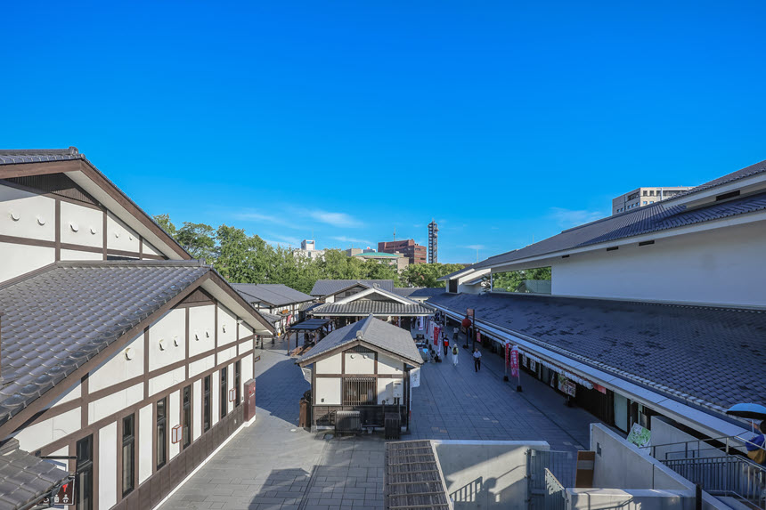 ย้อนเวลาสู่ยุคซามูไรเอโดะ “Sakura no Baba Josaien” ย่านกินช็อปชม ใจกลาง ...